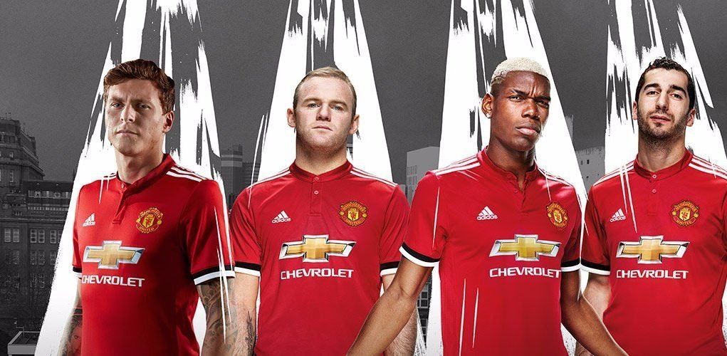 Presentan la nueva playera del Manchester United.