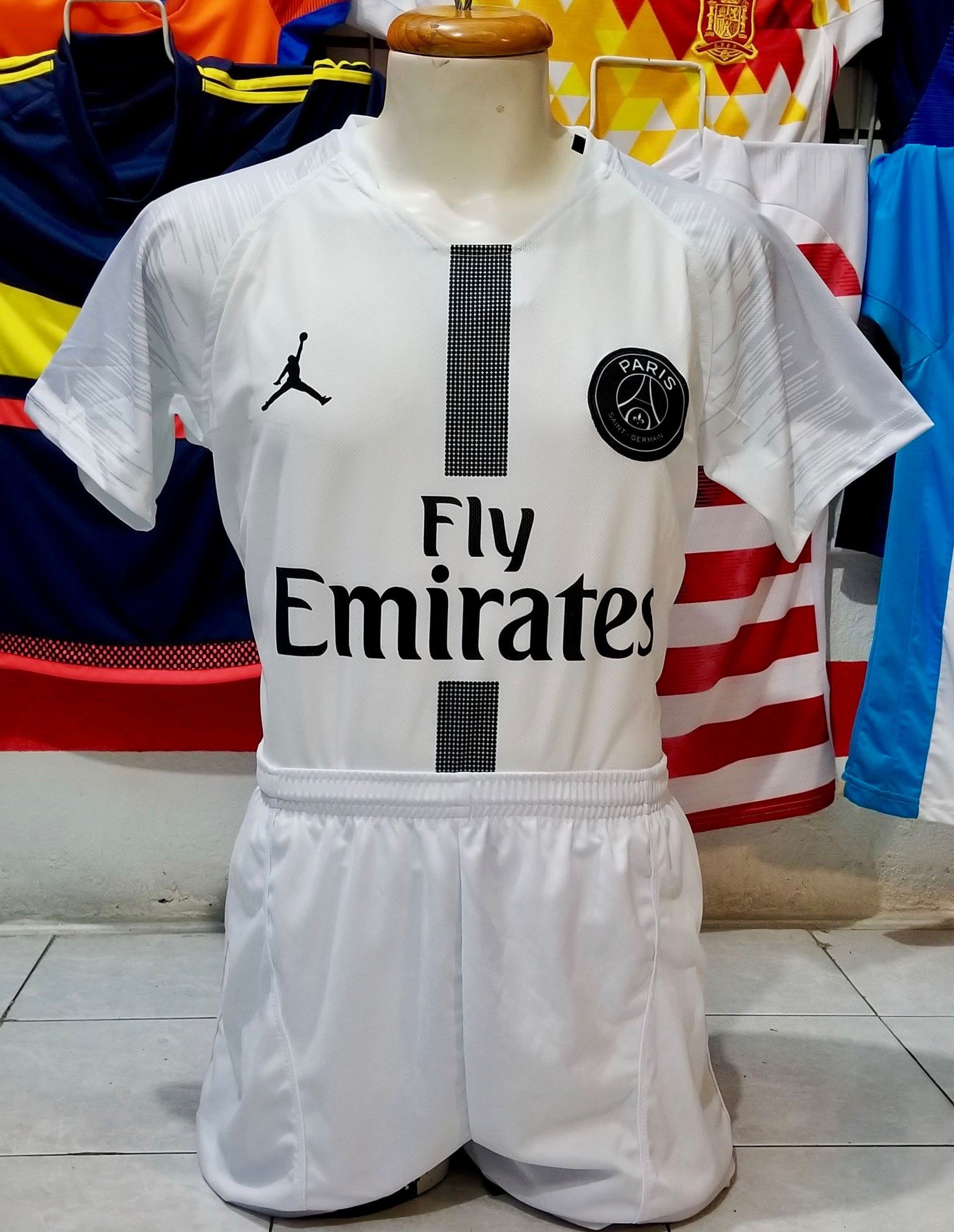 A la venta ya los 3 uniformes del Paris St. Germain 2018