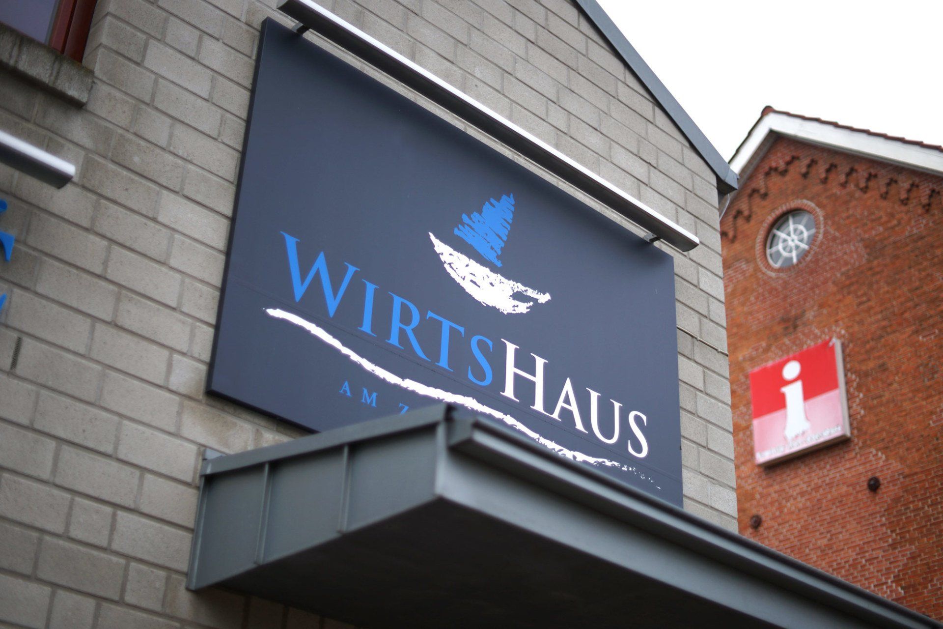 Moderne Außenwerbung mit Leuchtreklame, Werbepylone, Werbeschilder u ...