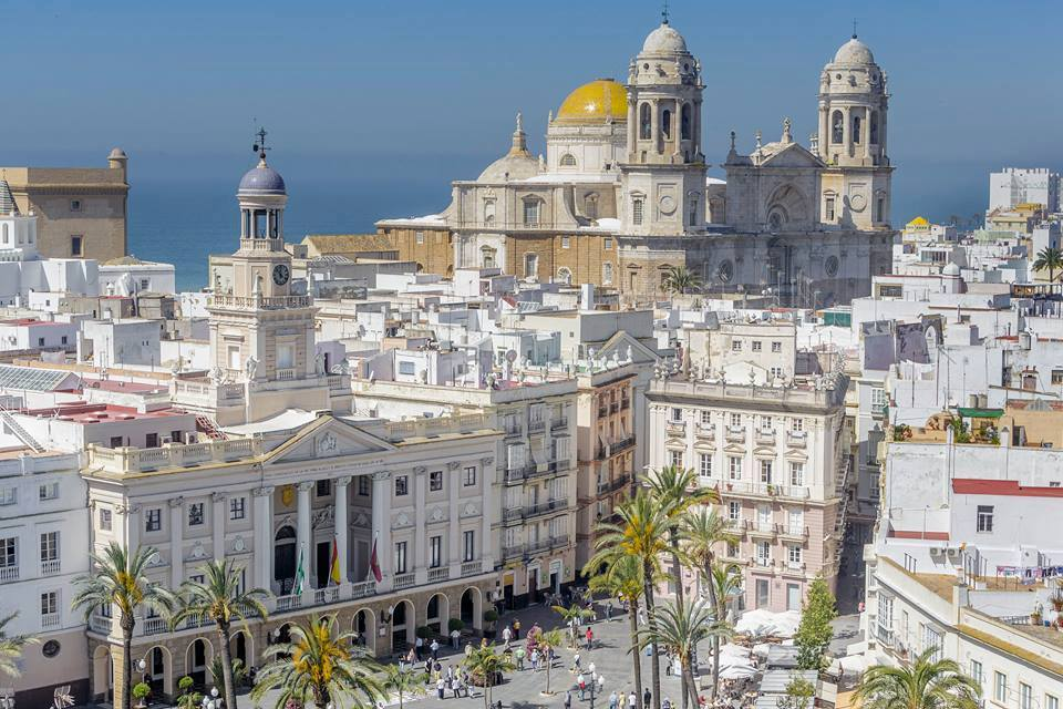Private Cadiz walking tour with tapas and cultural visit.