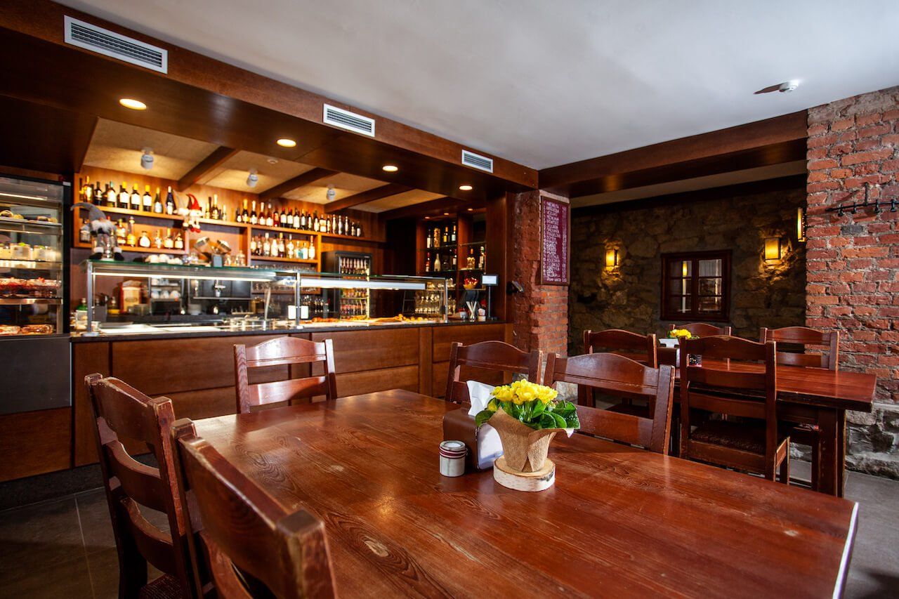 Kafejnīca "PAGRABIŅŠ" | HOTEL CĒSIS