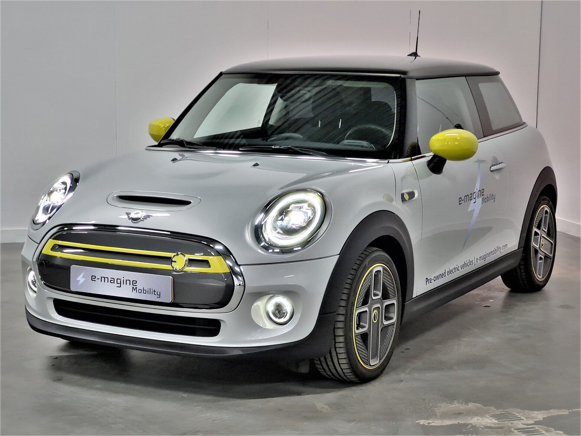 Mini Cooper SE, Mini Electric Basic in Silver White