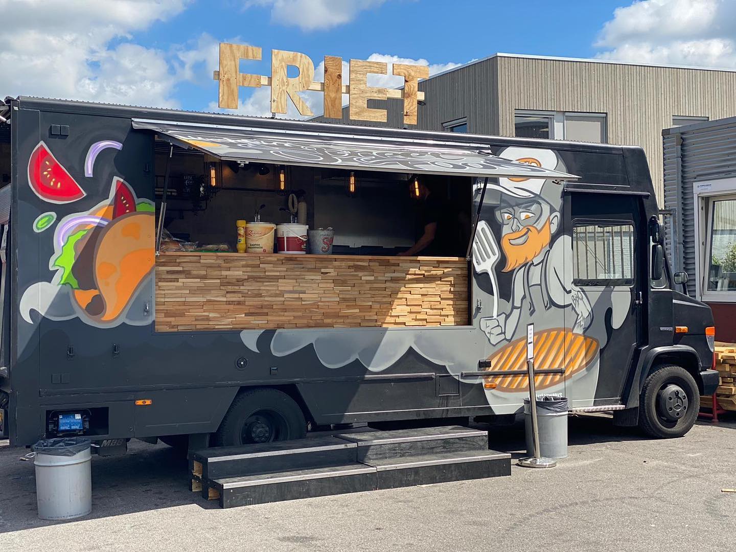 Frietkar huren op locatie met vers gesneden friet.