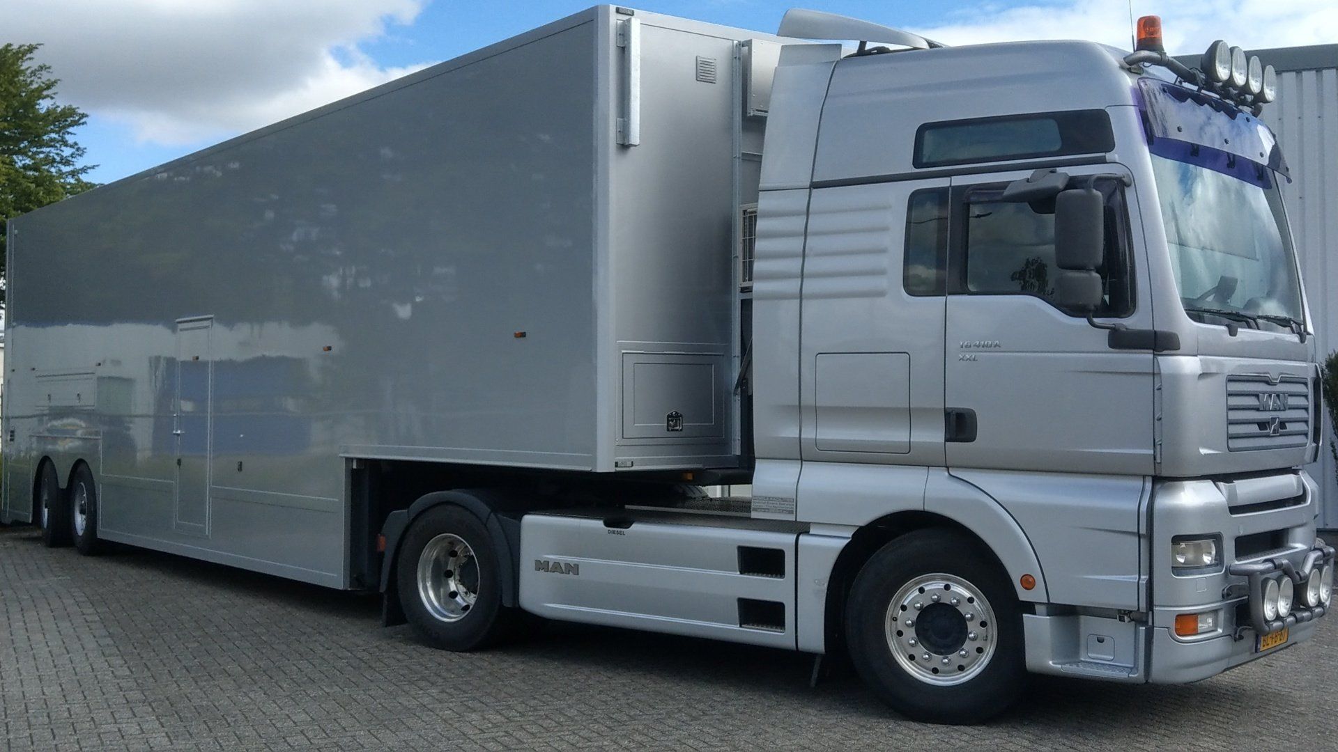 EventSupport - double-deck transport unit with crew facilities